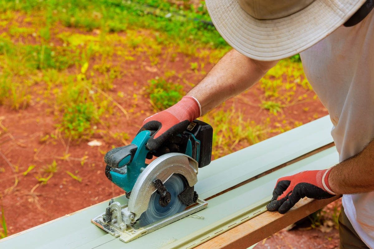 How To Cut Vinyl Siding In 7 Steps? (Expert Tips)